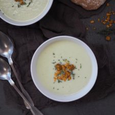 Blumenkohl–Knoblauch Süppchen mit Croutons - Wiewowasistgut
